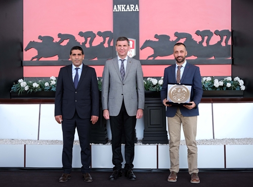 Şeref Tribünü’ndeki törene Ankara Hipodrom Müdürü Özgür Kaya da katıldı.