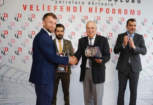 Safkanın antrenörü Mahmut Turan'a ise plaketini eski başkanlarımızdan ...