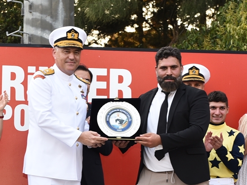 Yarış sonrası düzenlenen törende, Sahil Güvenlik Ege Bölge Deniz ...
